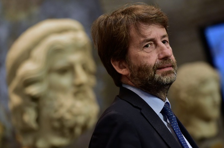 Il “bacio” di Dario Franceschini ad Elly Schlein nella corsa al ...